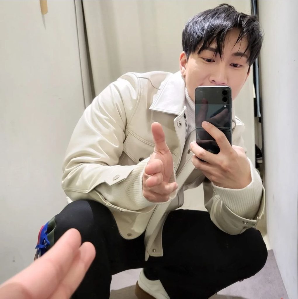 16 Idol Kpop yang Jadi Si Paling Samsung! Ada Biasmu?