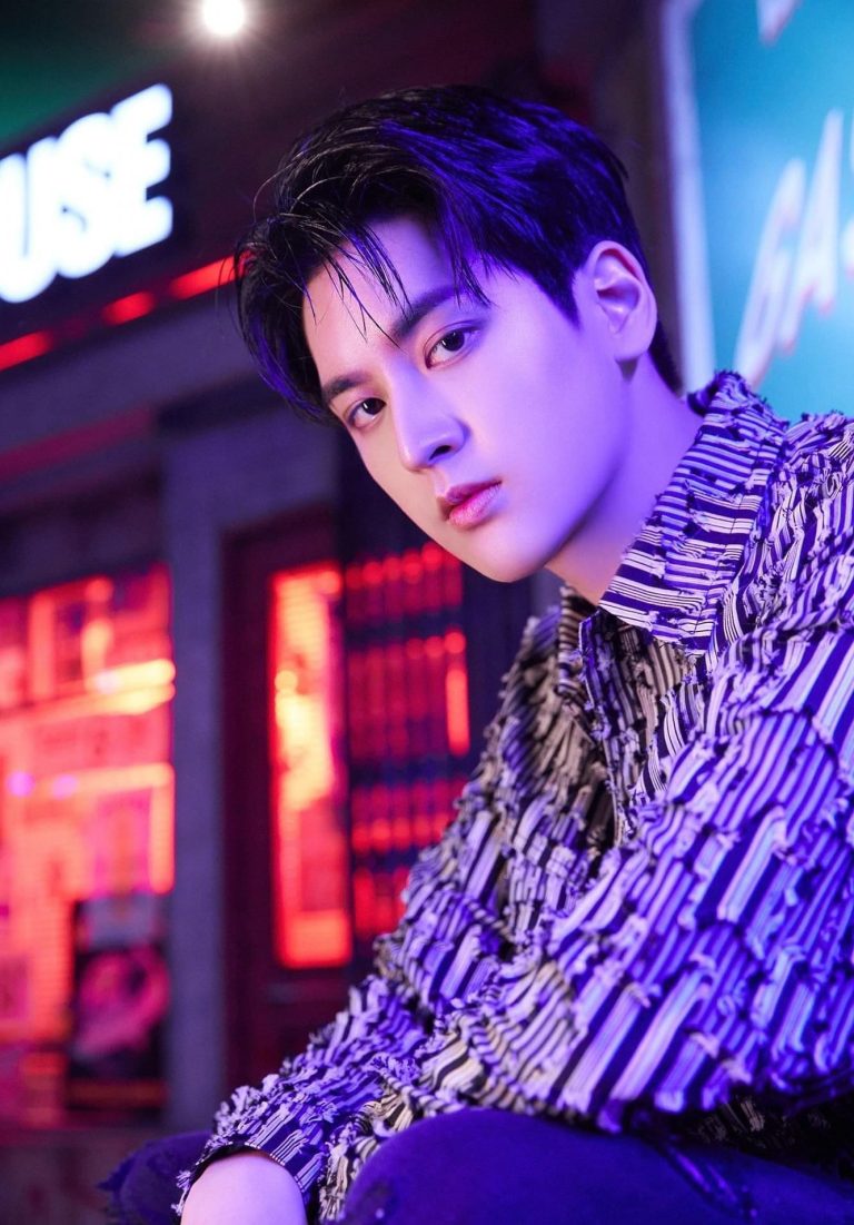 15 Idol KPop Ini Dikenal Jarang Mewarnai Rambut